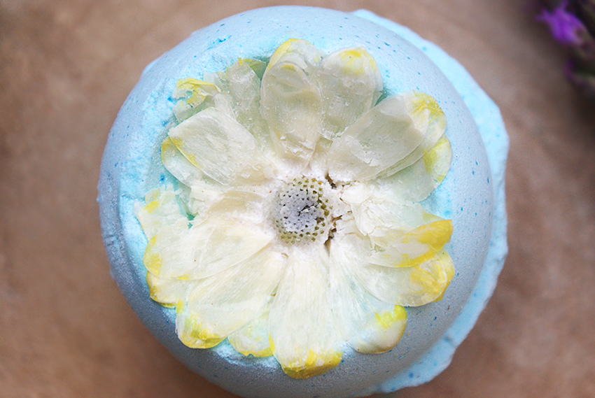 Review: Lush Floating Flower Bath Bomb - Oh My Lush.com