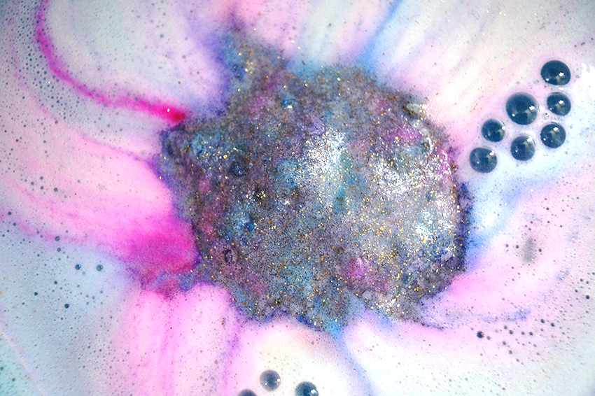 Review: Lush Intergalactic Bath Bomb - Oh My Lush.com